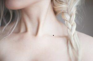 Nốt ruồi ở chỗ lõm của cổ nam giới và nữ giới có ý nghĩa gì?