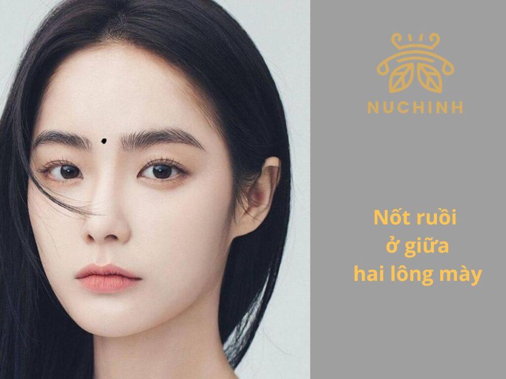 Giải đáp nốt ruồi ở giữa hai lông mày nam, nữ có ý nghĩa gì?