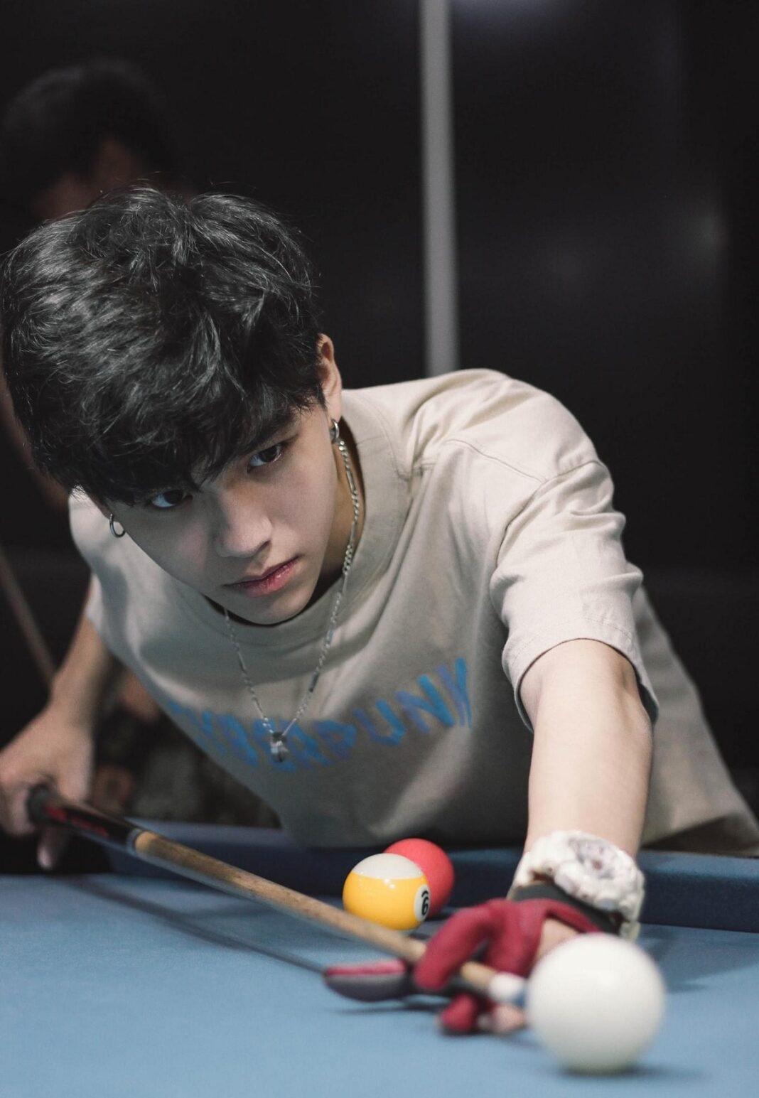 Gợi ý 8 kiểu dáng chụp ảnh với bàn bida nam cực chất và ngầu