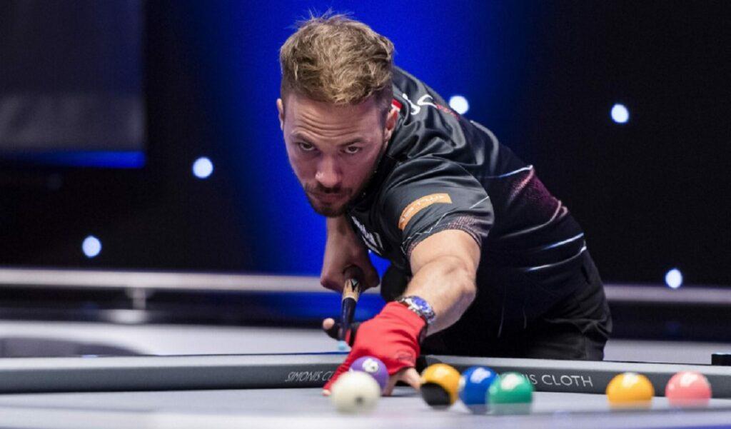 Gợi ý 8 kiểu dáng chụp ảnh với bàn bida nam cực chất và ngầu